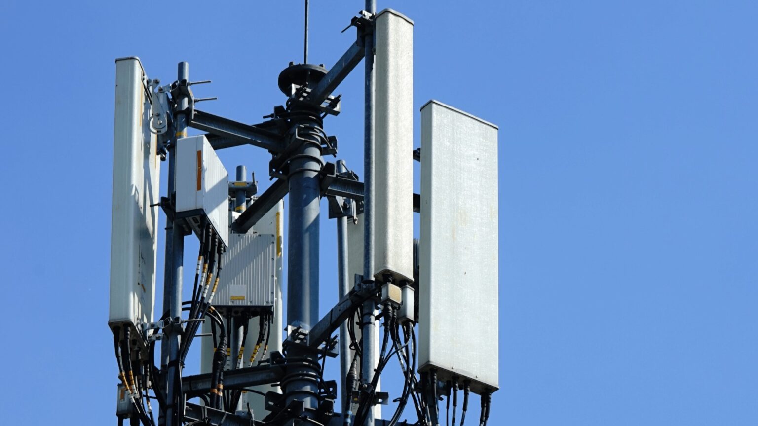 Connections of optical network and power network for Deutsche Telekom ...